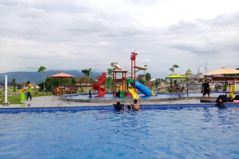 Pari Bendo Lawang, Bukan Sekedar Kolam Renang - Bala Bala Story